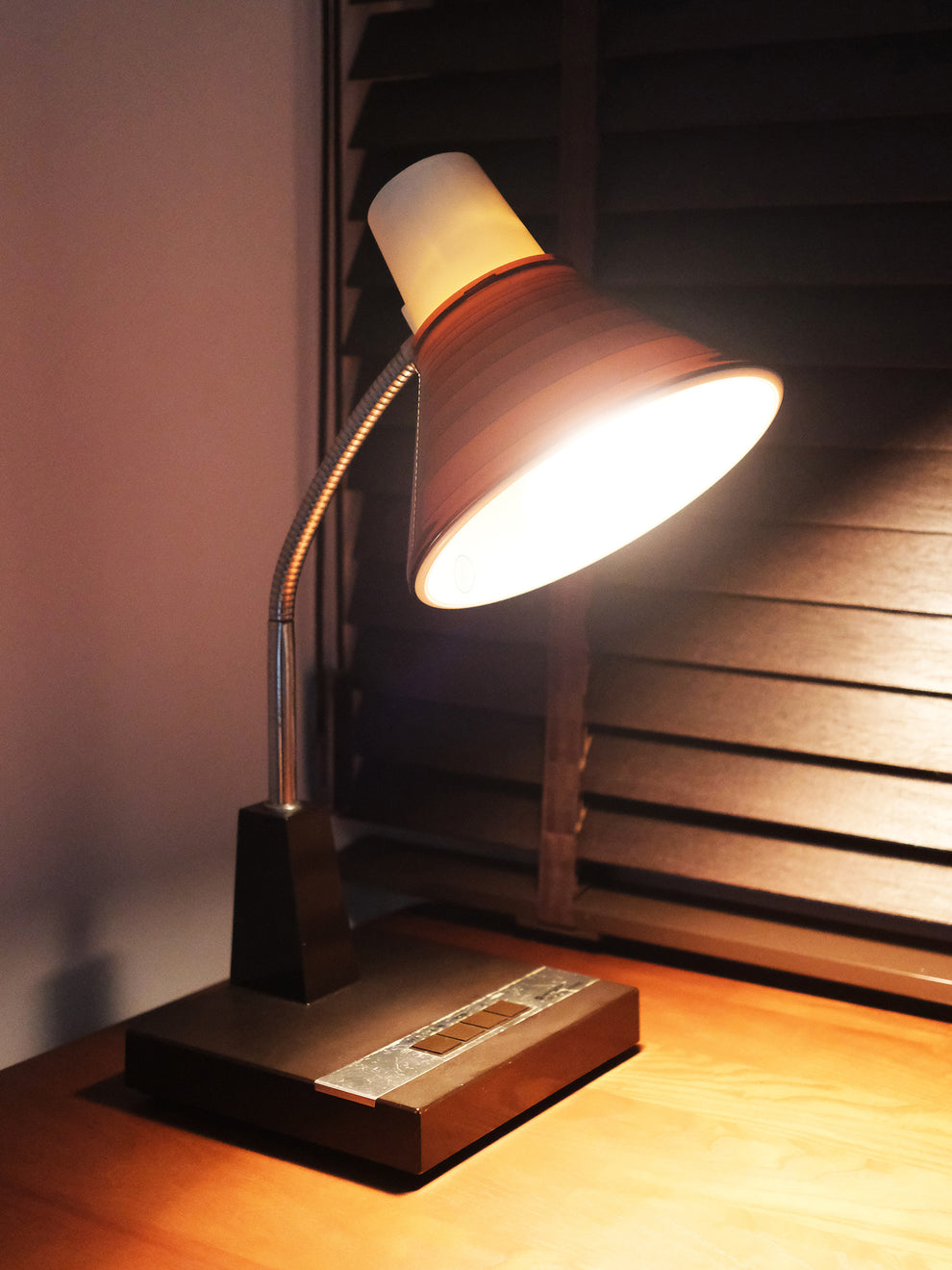 日本制 昭和 HITACHI 日立 L S6214 輕觸式 白熱 啡色 擡燈 Touch Control Table Light Lamp – ohgee_store