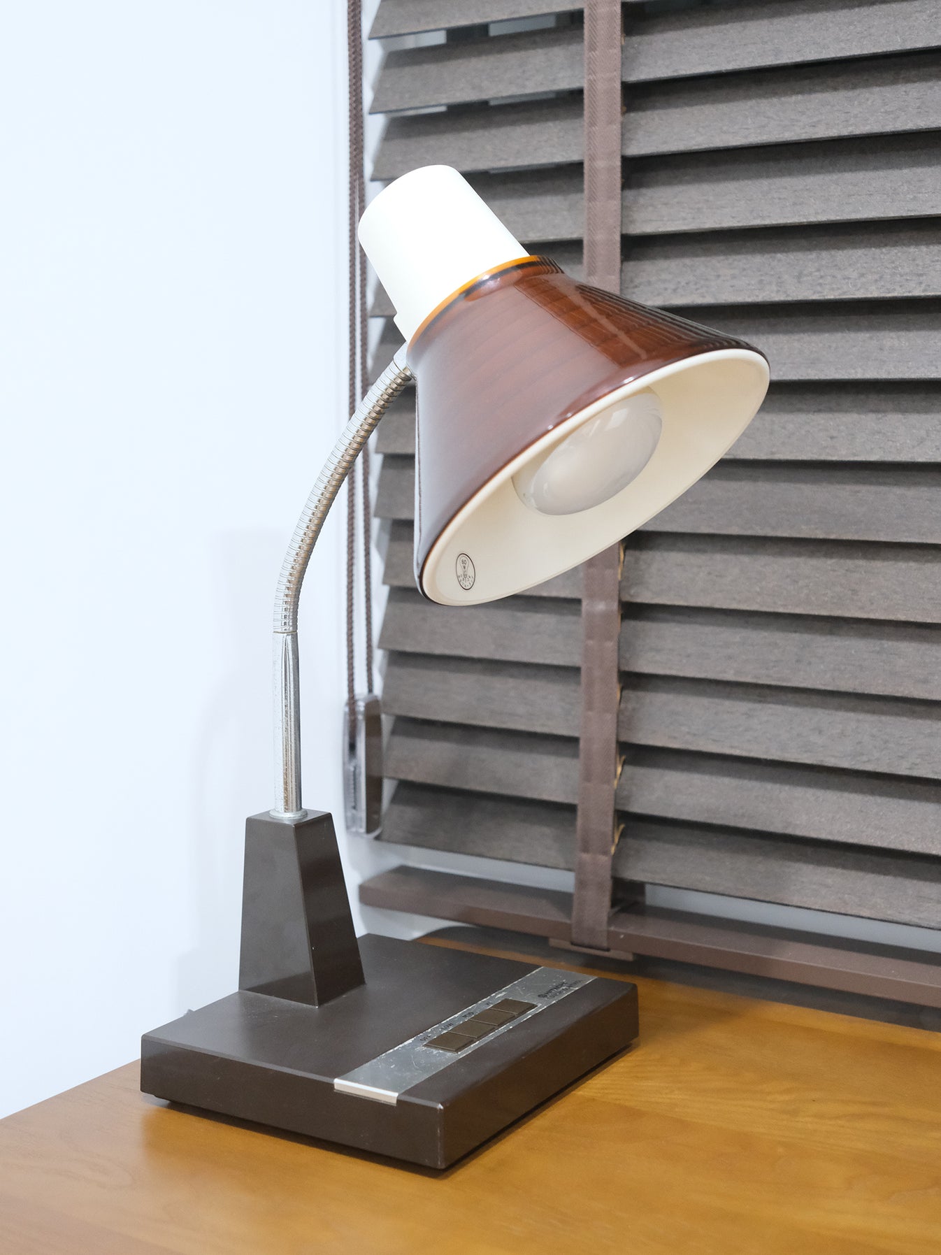 日本制 昭和 HITACHI 日立 L S6214 輕觸式 白熱 啡色 擡燈 Touch Control Table Light Lamp – ohgee_store